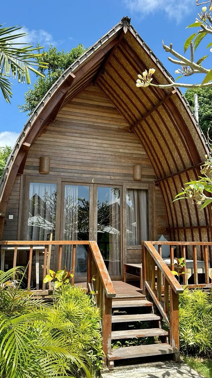 Bungalow Kayu Resort Style – Desain Estetik Atap Melengkung, Sempurna ...
